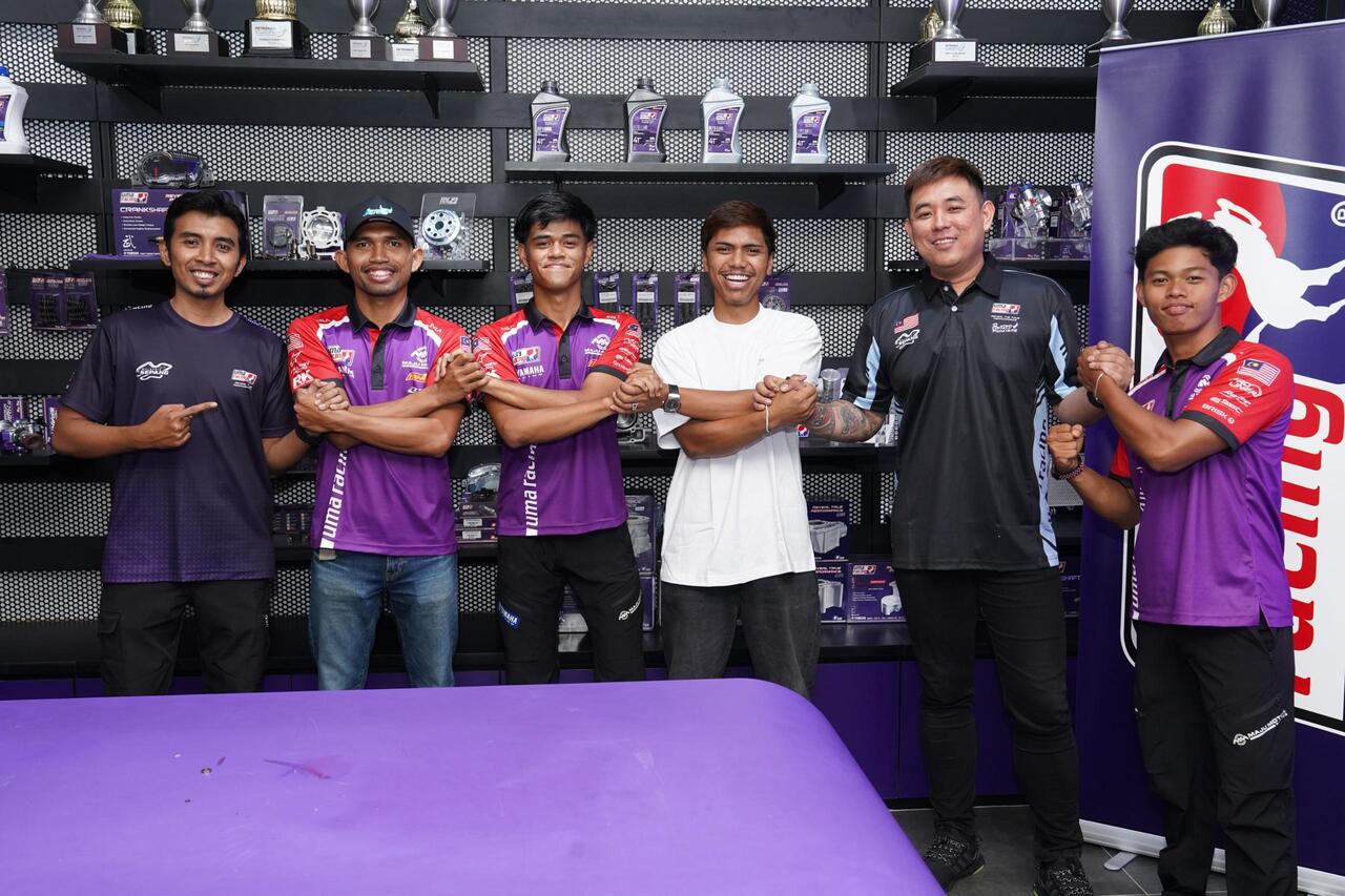 PASUKAN UMA RACING YAMAHA MAJU MOTOR ASIA BUAT KUNJUNG HORMAT KE IBU ...